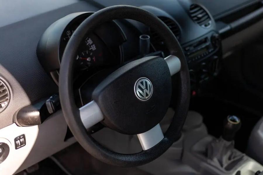 Pelēks Volkswagen Beetle 2005 Rīga, ar dzinēja tilpumu 1.90 L un nobraukumu 244 tūkst. km par 2995 €, foto 15 vietnē AUTOMOTO.COM.LV