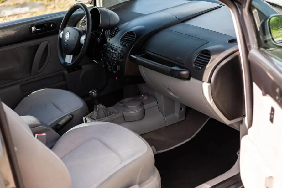 Pelēks Volkswagen Beetle 2005 Rīga, ar dzinēja tilpumu 1.90 L un nobraukumu 244 tūkst. km par 2995 €, foto 16 vietnē AUTOMOTO.COM.LV