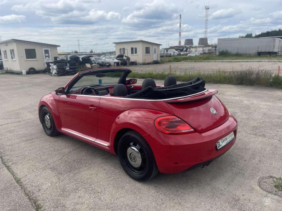 Red Volkswagen Beetle 2015 in Vilnius, with an engine capacity of 1.80 L and mileage of 83 thousand km for 9900 €, photo 5 on AUTOMOTO.COM.LV