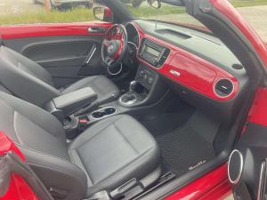 Red Volkswagen Beetle 2015 in Vilnius, with an engine capacity of 1.80 L and mileage of 83 thousand km for 9900 €, photo 12 on AUTOMOTO.COM.LV
