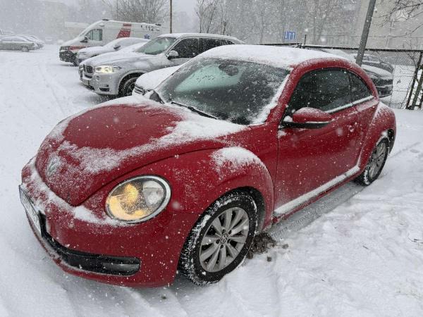 Red Volkswagen Beetle 2012 in Vilnius, with an engine capacity of 1.20 L and mileage of 129 thousand km for 3990 €, photo 1 on AUTOMOTO.COM.LV