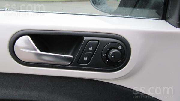 Balts Volkswagen Beetle 2013 Rīga, ar dzinēja tilpumu 1.60 L un nobraukumu 254 tūkst. km par 5997 €, foto 3 vietnē AUTOMOTO.COM.LV