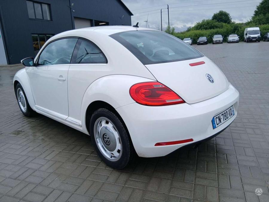 White Volkswagen Beetle 2013 in Taurage, with an engine capacity of 1.60 L and mileage of 206 thousand km for 3800 €, photo 7 on AUTOMOTO.COM.LV