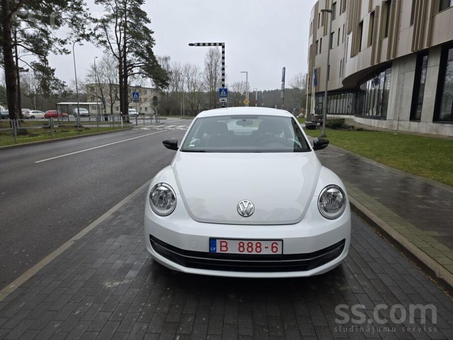 White Volkswagen Beetle 2011 in Riga, with an engine capacity of 2.00 L and mileage of 250 thousand km for 7200 €, photo 2 on AUTOMOTO.COM.LV