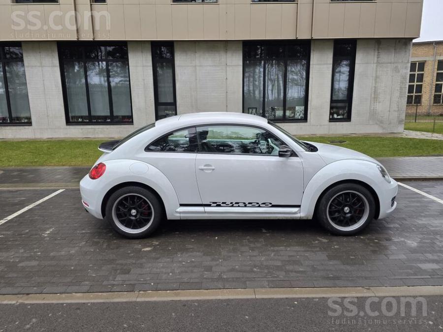 White Volkswagen Beetle 2011 in Riga, with an engine capacity of 2.00 L and mileage of 250 thousand km for 7200 €, photo 3 on AUTOMOTO.COM.LV