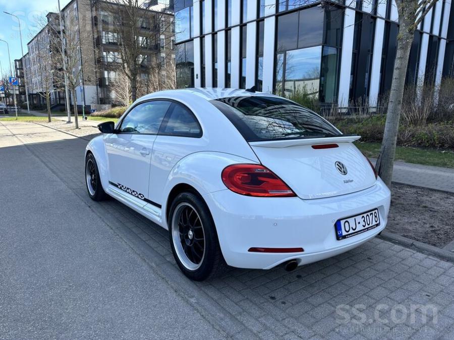 White Volkswagen Beetle 2011 in Riga, with an engine capacity of 2.00 L and mileage of 250 thousand km for 6900 €, photo 3 on AUTOMOTO.COM.LV