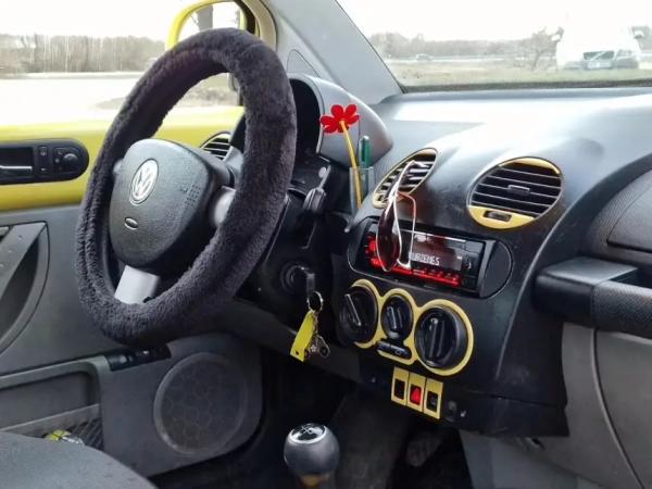 Yellow Volkswagen Beetle 1999 in Grobiņa, with an engine capacity of 2.00 L and mileage of 256 thousand km for 1190 €, photo 10 on AUTOMOTO.COM.LV