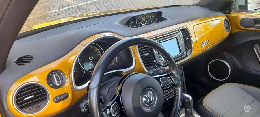 Yellow Volkswagen Beetle 2017 in Ukmerge, with an engine capacity of 1.80 L and mileage of 115 thousand km for 9999 €, photo 3 on AUTOMOTO.COM.LV
