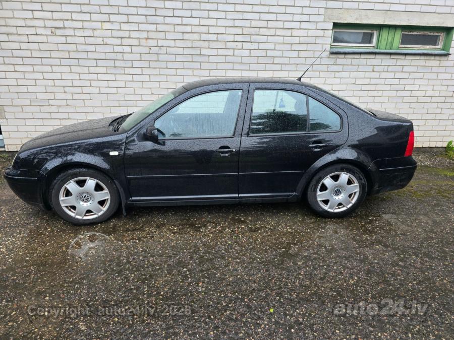 Black Volkswagen Bora 1998 in Voru, with an engine capacity of 1.60 L and mileage of 215 thousand km for 2000 €, photo 4 on AUTOMOTO.COM.LV