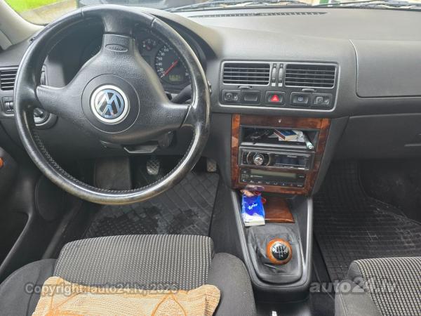Black Volkswagen Bora 1998 in Voru, with an engine capacity of 1.60 L and mileage of 215 thousand km for 2000 €, photo 4 on AUTOMOTO.COM.LV
