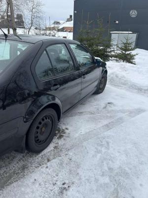 Black Volkswagen Bora 2000 in Prienai, with an engine capacity of 1.90 L and mileage of 302 thousand km for 1250 €, photo 4 on AUTOMOTO.COM.LV