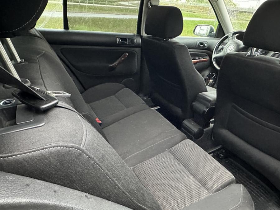 Melns Volkswagen Bora 2003 Tartu, ar dzinēja tilpumu 2.30 L un nobraukumu 342 tūkst. km par 2400 €, foto 10 vietnē AUTOMOTO.COM.LV