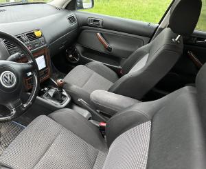 Melns Volkswagen Bora 2003 Tartu, ar dzinēja tilpumu 2.30 L un nobraukumu 342 tūkst. km par 2400 €, foto 24 vietnē AUTOMOTO.COM.LV