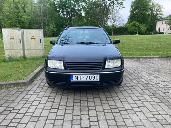 Black Volkswagen Bora 2002 in Valmiera, with an engine capacity of 1.90 L and mileage of 329 thousand km for 1750 €, photo 1 on AUTOMOTO.COM.LV