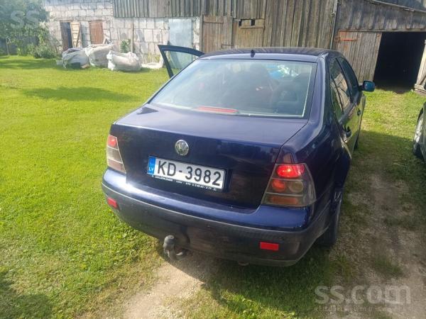 Blue Volkswagen Bora 2000 in Ludza, with an engine capacity of 1.60 L and mileage of 274 thousand km for 750 €, photo 2 on AUTOMOTO.COM.LV