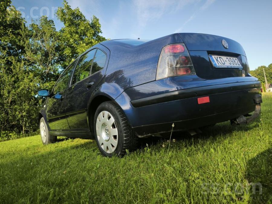 Blue Volkswagen Bora 2000 in Jekabpils, with an engine capacity of 1.60 L and mileage of 271 thousand km for 990 €, photo 6 on AUTOMOTO.COM.LV