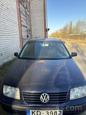Zils Volkswagen Bora 2000 Ludza, ar dzinēja tilpumu 1.60 L un nobraukumu 280 tūkst. km par 450 €, foto  vietnē AUTOMOTO.COM.LV