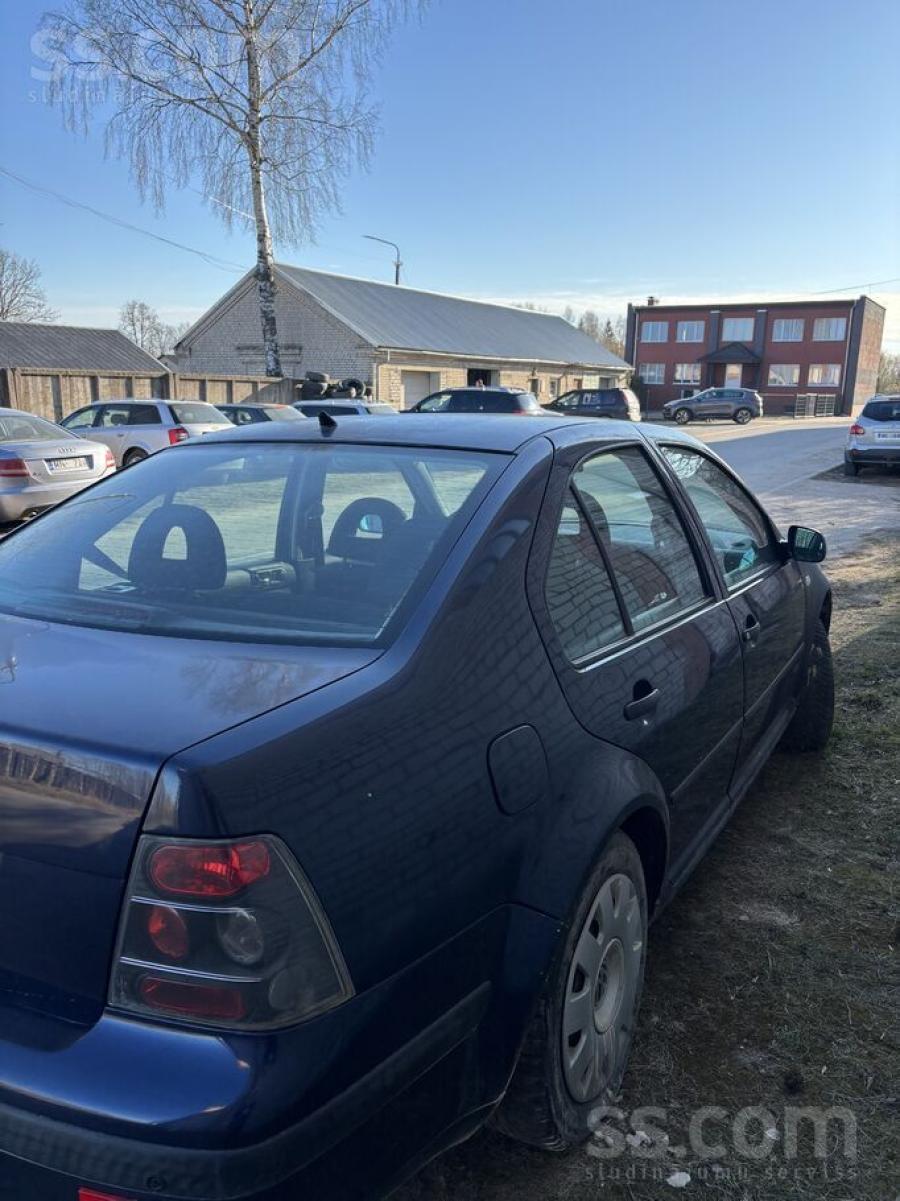 Zils Volkswagen Bora 2000 Ludza, ar dzinēja tilpumu 1.60 L un nobraukumu 280 tūkst. km par 450 €, foto 3 vietnē AUTOMOTO.COM.LV