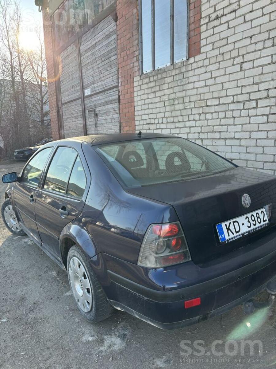 Zils Volkswagen Bora 2000 Ludza, ar dzinēja tilpumu 1.60 L un nobraukumu 280 tūkst. km par 450 €, foto 4 vietnē AUTOMOTO.COM.LV