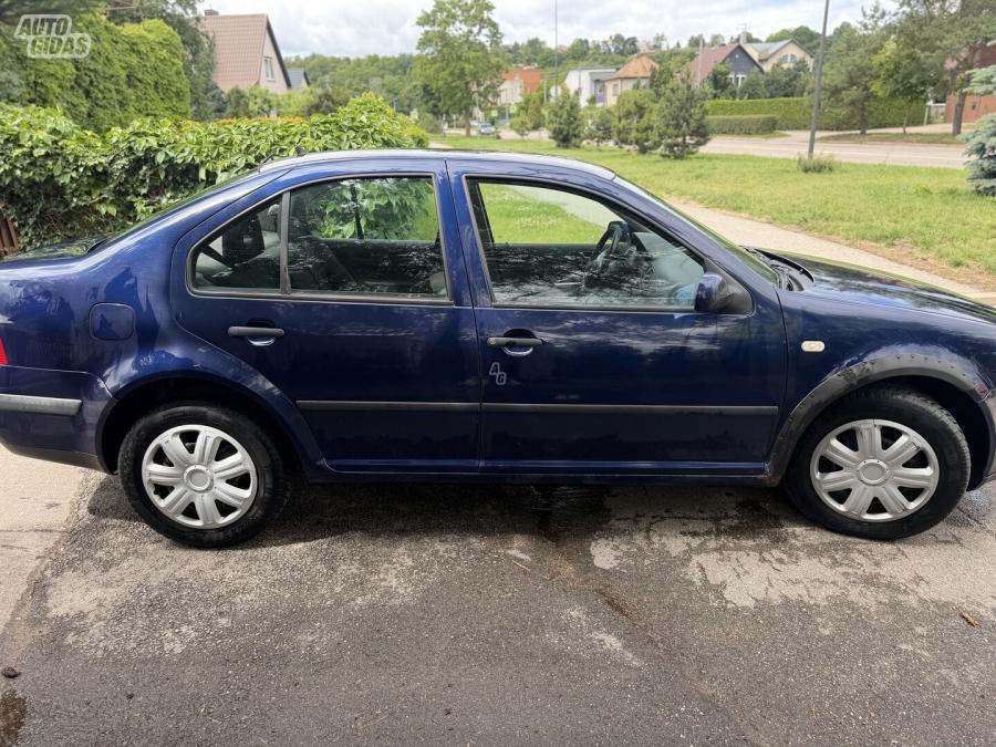 Blue Volkswagen Bora 2000 in Kaunas, with an engine capacity of 1.90 L and mileage of 287 thousand km for 850 €, photo 5 on AUTOMOTO.COM.LV