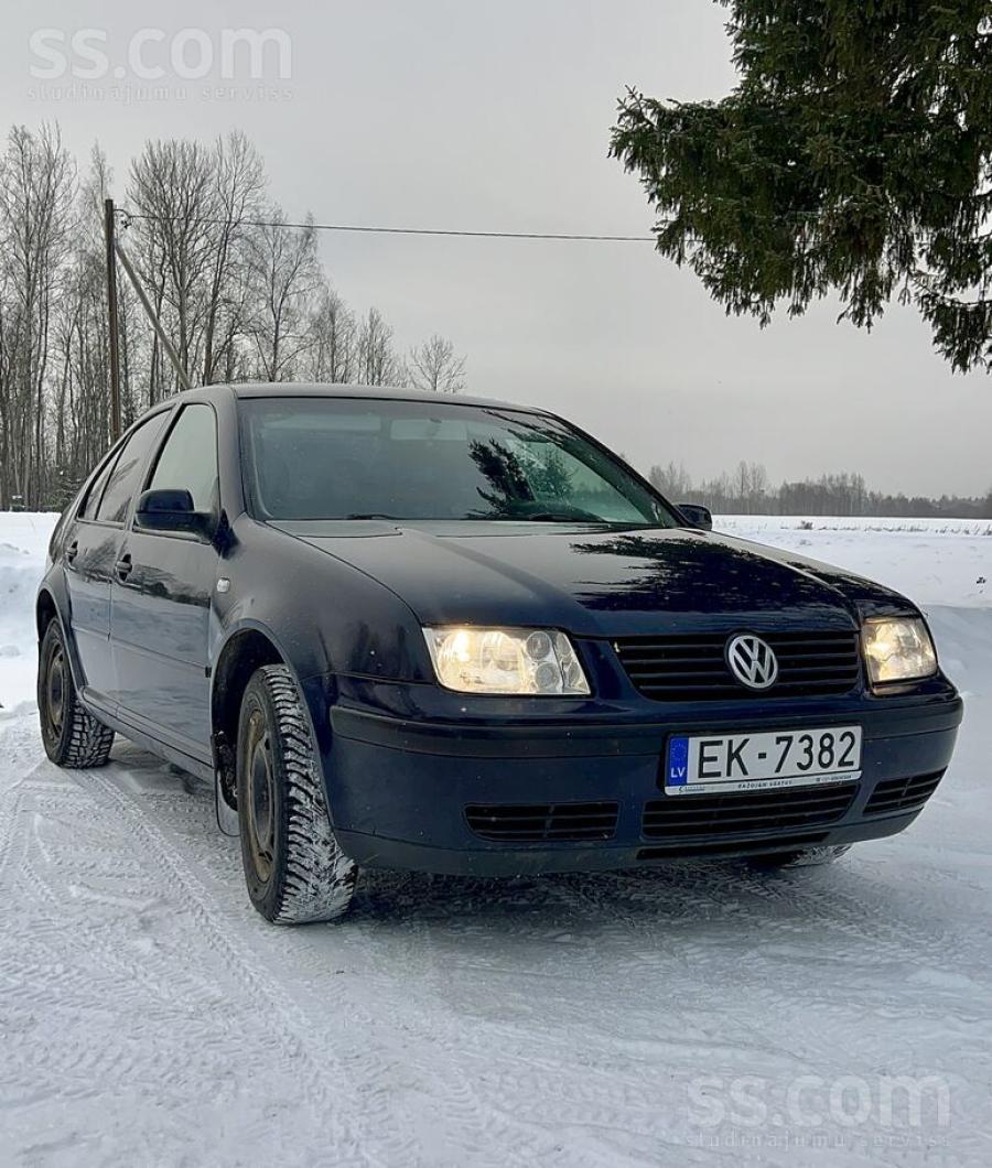 Blue Volkswagen Bora 2002 in Gulbene, with an engine capacity of 1.60 L and mileage of 325 thousand km for 1490 €, photo 4 on AUTOMOTO.COM.LV
