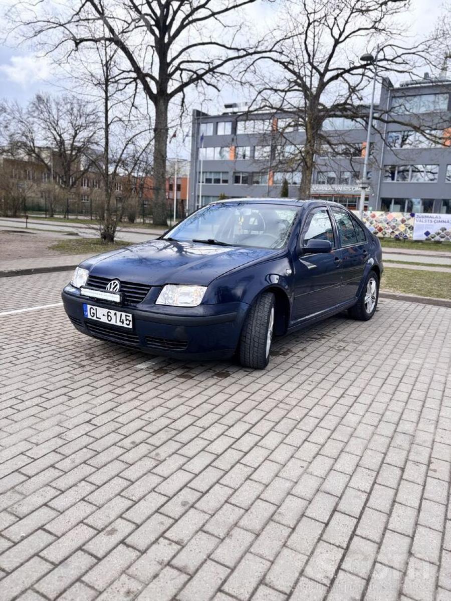 Blue Volkswagen Bora 2002 in Riga, with an engine capacity of 1.60 L and mileage of 411 thousand km for 1000 €, photo 4 on AUTOMOTO.COM.LV