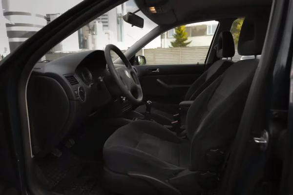 Blue Volkswagen Bora 2002 in Jelgava, with an engine capacity of 1.90 L and mileage of 260 thousand km for 2300 €, photo 10 on AUTOMOTO.COM.LV