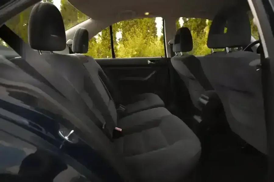 Zils Volkswagen Bora 2002 Jelgava, ar dzinēja tilpumu 1.90 L un nobraukumu 260 tūkst. km par 2300 €, foto 15 vietnē AUTOMOTO.COM.LV