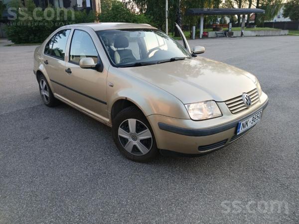 Brown Volkswagen Bora 2000 in Valmiera, with an engine capacity of 1.60 L and mileage of 275 thousand km for 900 €, photo 1 on AUTOMOTO.COM.LV