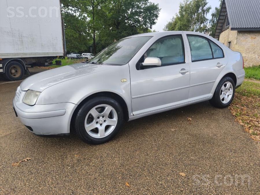 Pelēks Volkswagen Bora 1999 Cēsis, ar dzinēja tilpumu 2.00 L un nobraukumu 337 tūkst. km par 995 €, foto 5 vietnē AUTOMOTO.COM.LV