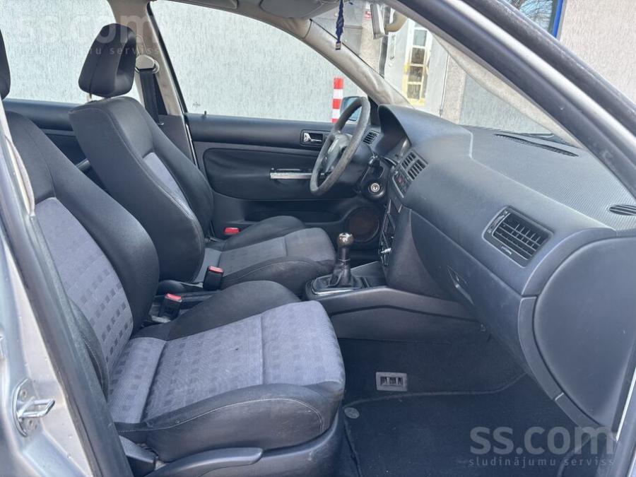 Grey Volkswagen Bora 2000 in Riga, with an engine capacity of 1.60 L and mileage of 230 thousand km for 1000 €, photo 12 on AUTOMOTO.COM.LV