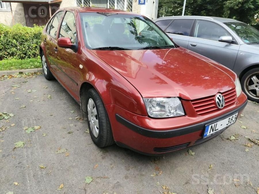 Red Volkswagen Bora 1999 in Riga, with an engine capacity of 1.60 L and mileage of 350 thousand km for 900 €, photo 1 on AUTOMOTO.COM.LV