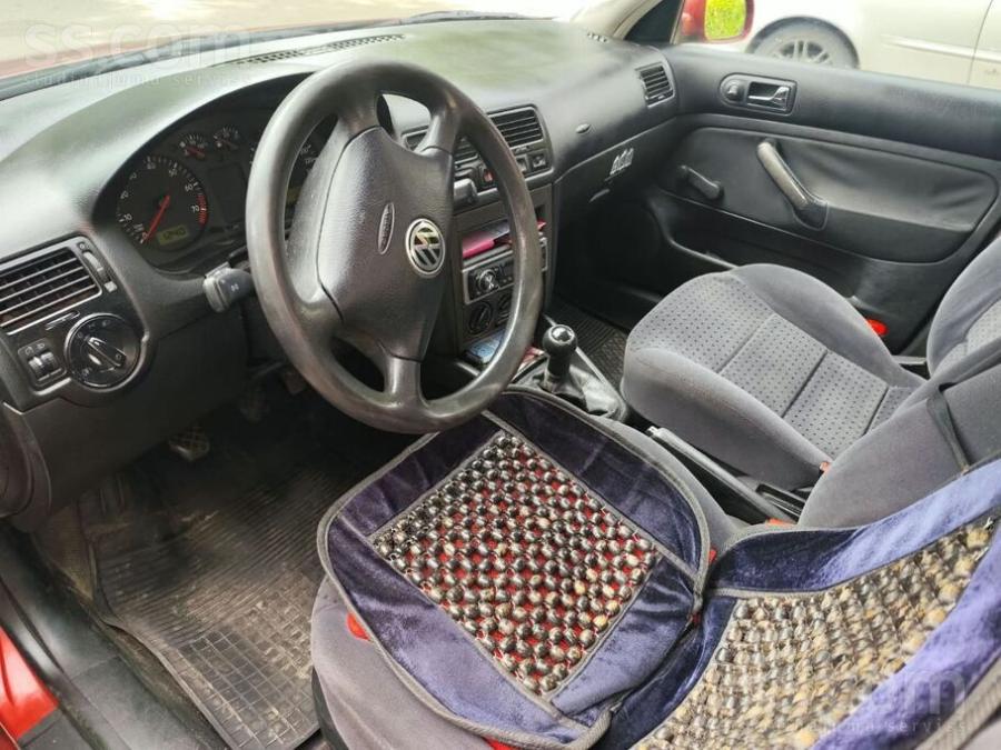 Red Volkswagen Bora 1999 in Riga, with an engine capacity of 1.60 L and mileage of 350 thousand km for 900 €, photo 3 on AUTOMOTO.COM.LV