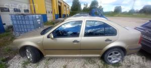 Yellow Volkswagen Bora 2000 in Jelgava, with an engine capacity of 1.60 L and mileage of 279 thousand km for 800 €, photo 4 on AUTOMOTO.COM.LV
