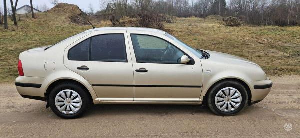 Yellow Volkswagen Bora 2003 in Vilnius, with an engine capacity of 1.60 L and mileage of 231 thousand km for 500 €, photo 6 on AUTOMOTO.COM.LV