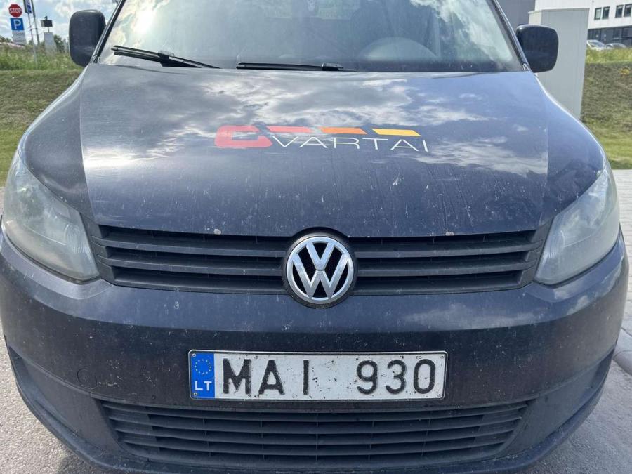 Black Volkswagen Caddy 2013 in Vilnius, with an engine capacity of 1.60 L and mileage of 420 thousand km for 3200 €, photo 5 on AUTOMOTO.COM.LV