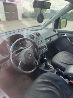 Black Volkswagen Caddy 2013 in Vilnius, with an engine capacity of 1.60 L and mileage of 420 thousand km for 3200 €, photo 7 on AUTOMOTO.COM.LV