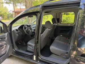 Black Volkswagen Caddy 2011 in Vilnius, with an engine capacity of 1.60 L and mileage of 327 thousand km for 5900 €, photo 8 on AUTOMOTO.COM.LV