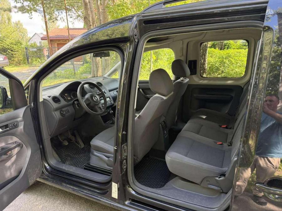 Black Volkswagen Caddy 2011 in Vilnius, with an engine capacity of 1.60 L and mileage of 327 thousand km for 5900 €, photo 8 on AUTOMOTO.COM.LV