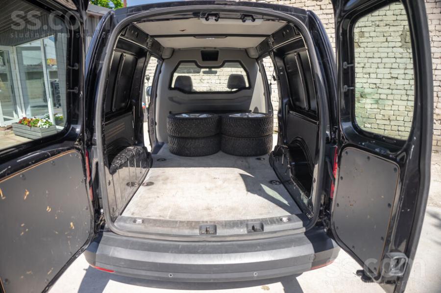 Black Volkswagen Caddy 2017 in Liepaja, with an engine capacity of 2.00 L and mileage of 341 thousand km for 9300 €, photo 14 on AUTOMOTO.COM.LV