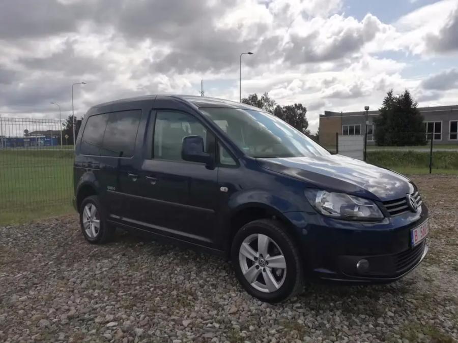 Blue Volkswagen Caddy 2013 in Saldus, with an engine capacity of 1.60 L and mileage of 226 thousand km for 7990 €, photo 4 on AUTOMOTO.COM.LV