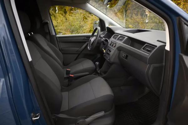 Blue Volkswagen Caddy 2017 in Jelgava, with an engine capacity of 2.00 L and mileage of 235 thousand km for 6900 €, photo 7 on AUTOMOTO.COM.LV