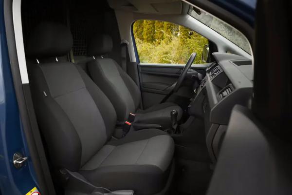 Blue Volkswagen Caddy 2017 in Jelgava, with an engine capacity of 2.00 L and mileage of 235 thousand km for 6900 €, photo 8 on AUTOMOTO.COM.LV