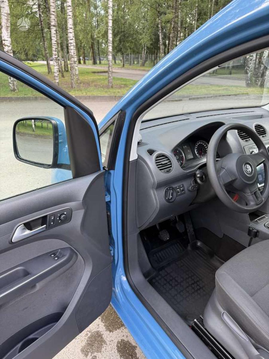 Blue Volkswagen Caddy 2012 in Jurbarkas, with an engine capacity of 1.60 L and mileage of 374 thousand km for 5200 €, photo 5 on AUTOMOTO.COM.LV