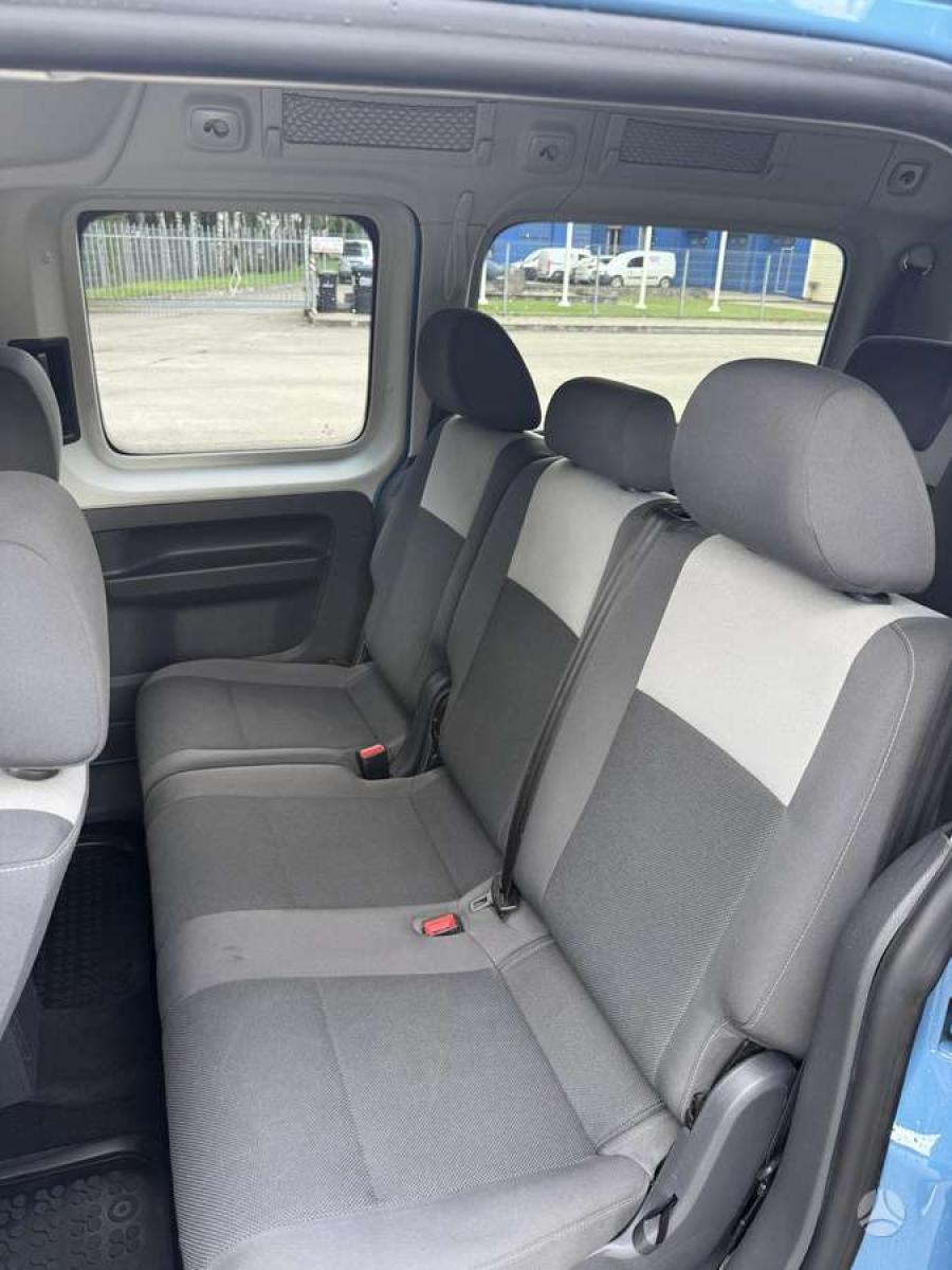 Blue Volkswagen Caddy 2012 in Jurbarkas, with an engine capacity of 1.60 L and mileage of 374 thousand km for 5200 €, photo 12 on AUTOMOTO.COM.LV