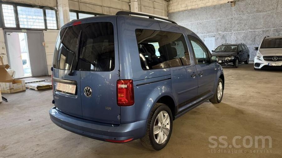 Blue Volkswagen Caddy 2016 in Riga, with an engine capacity of 2.00 L and mileage of 222 thousand km for 10500 €, photo 4 on AUTOMOTO.COM.LV