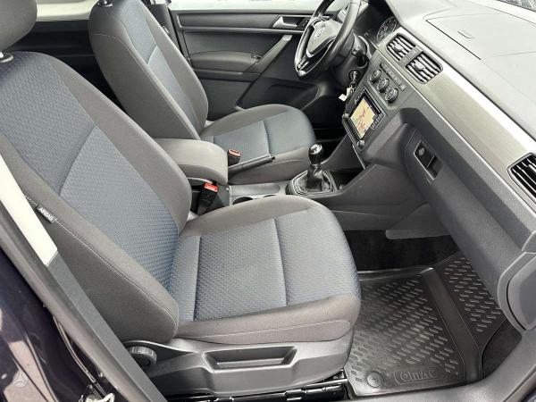 Blue Volkswagen Caddy 2017 in Vilnius, with an engine capacity of 2.00 L and mileage of 218 thousand km for 14750 €, photo 4 on AUTOMOTO.COM.LV
