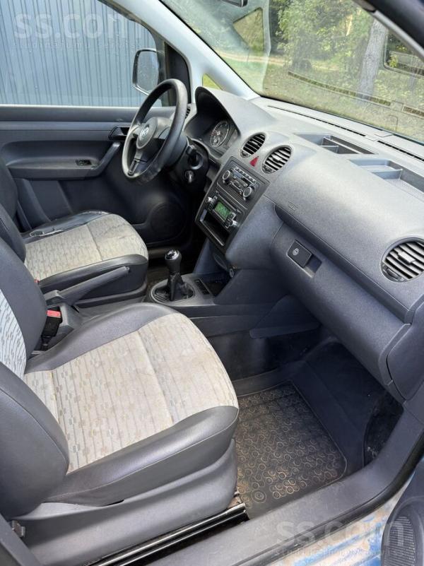 Blue Volkswagen Caddy 2012 in Jelgava, with an engine capacity of 1.60 L and mileage of 306 thousand km for 4000 €, photo 9 on AUTOMOTO.COM.LV