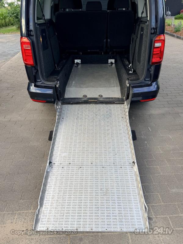Blue Volkswagen Caddy 2017 in Tallinn, with an engine capacity of 2.00 L and mileage of 221 thousand km for 17800 €, photo 8 on AUTOMOTO.COM.LV