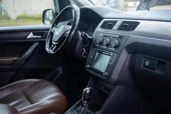 Brūns Volkswagen Caddy 2016 Grobiņa, ar dzinēja tilpumu 1.90 L un nobraukumu 127 tūkst. km par 10990 €, foto 8 vietnē AUTOMOTO.COM.LV